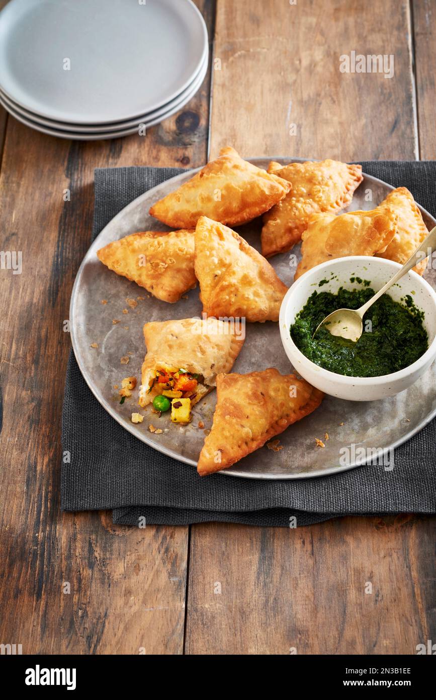 Samosa on plate hi-res stock photography and images - Alamy