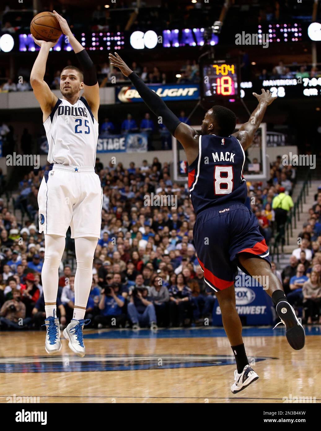 Dallas Mavericks forward Chandler Parsons (25) shoots over Atlanta ...