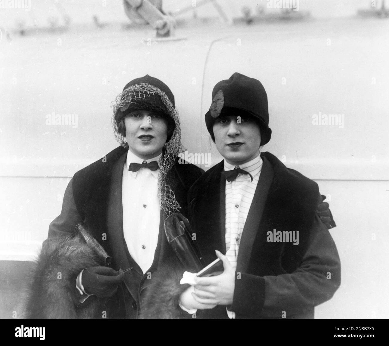 Gloria Morgan Vanderbilt is shown with her twin sister, Thelma Morgan ...