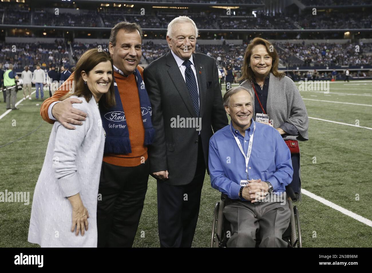 From left, New Jersey Governor Chris Christy, his wife Mary Pat Foster ...