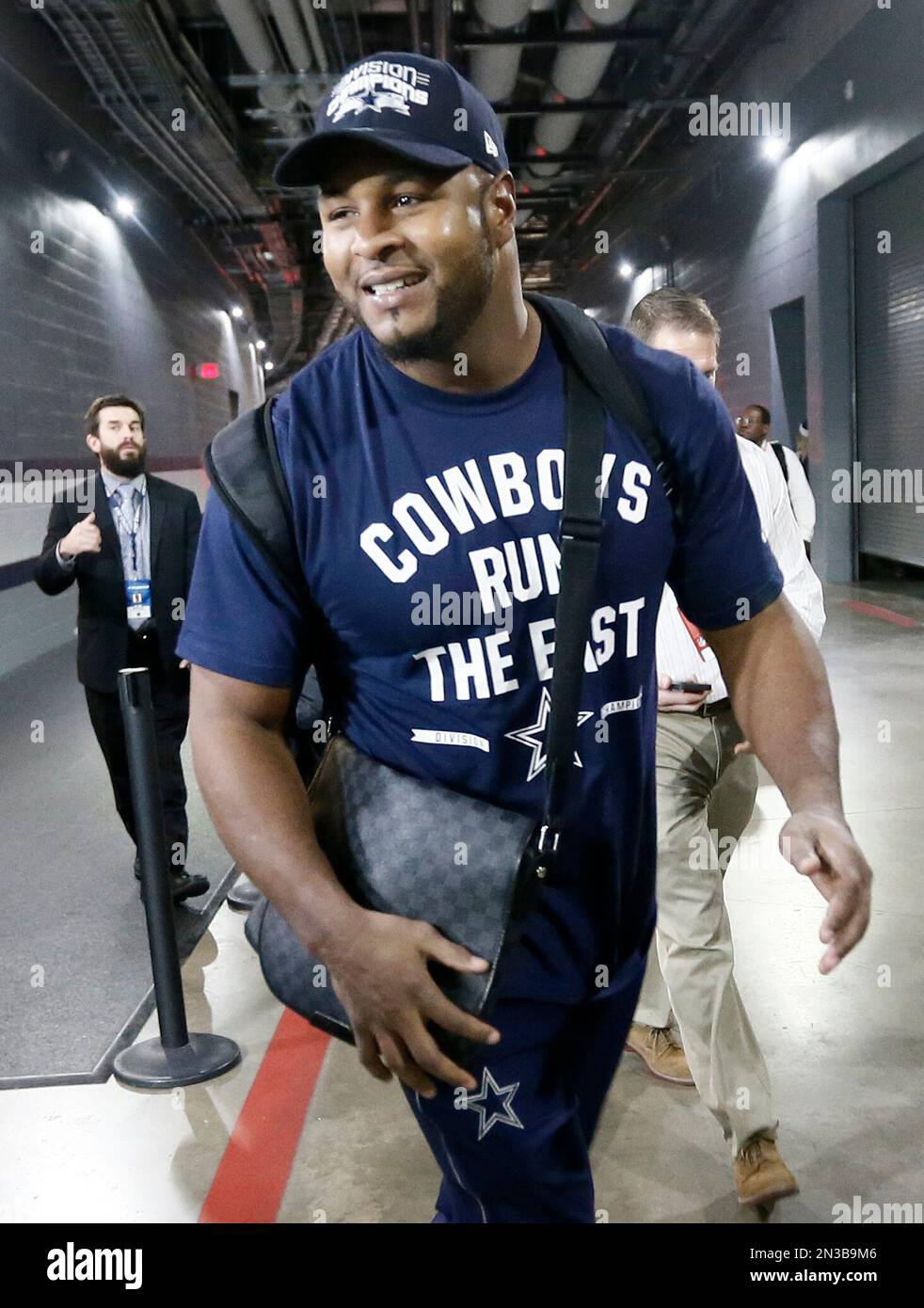 Dallas Cowboys defensive end Jeremy Mincey carries his over the ...