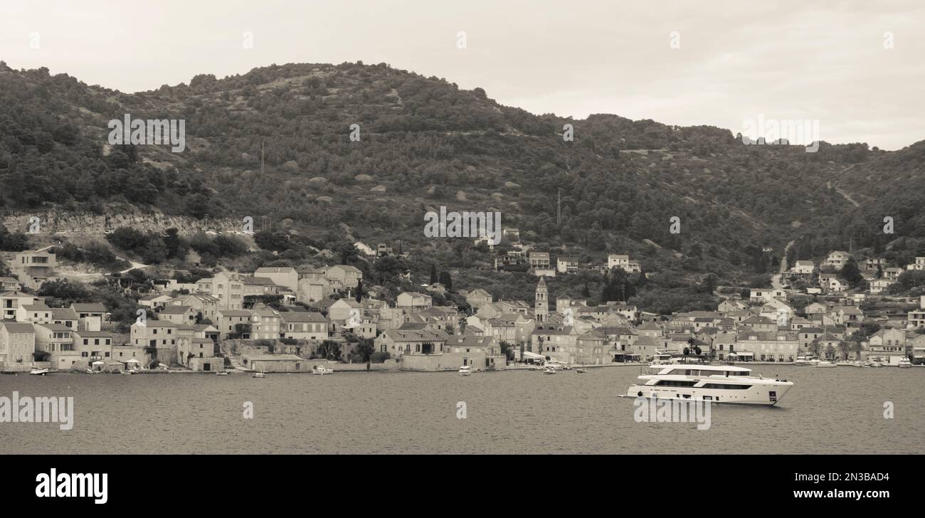 VIS ISLAND, CROATIA, EUROPE - Waterfront in harbor, town of Vis Stock ...