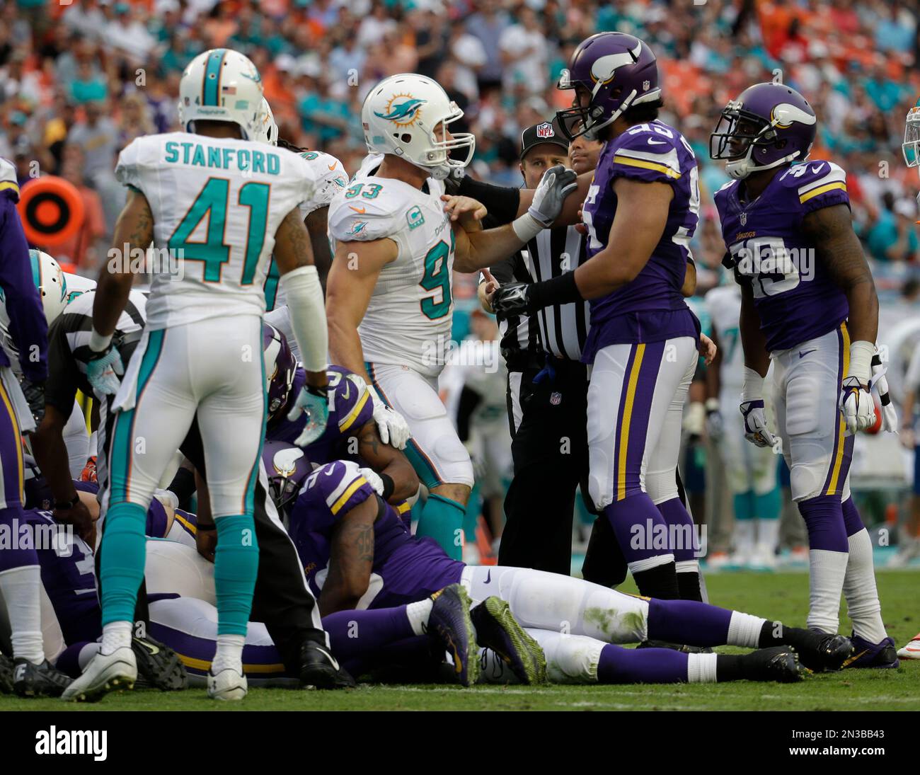 Miami Dolphins middle linebacker Jason Trusnik (93) and Minnesota ...