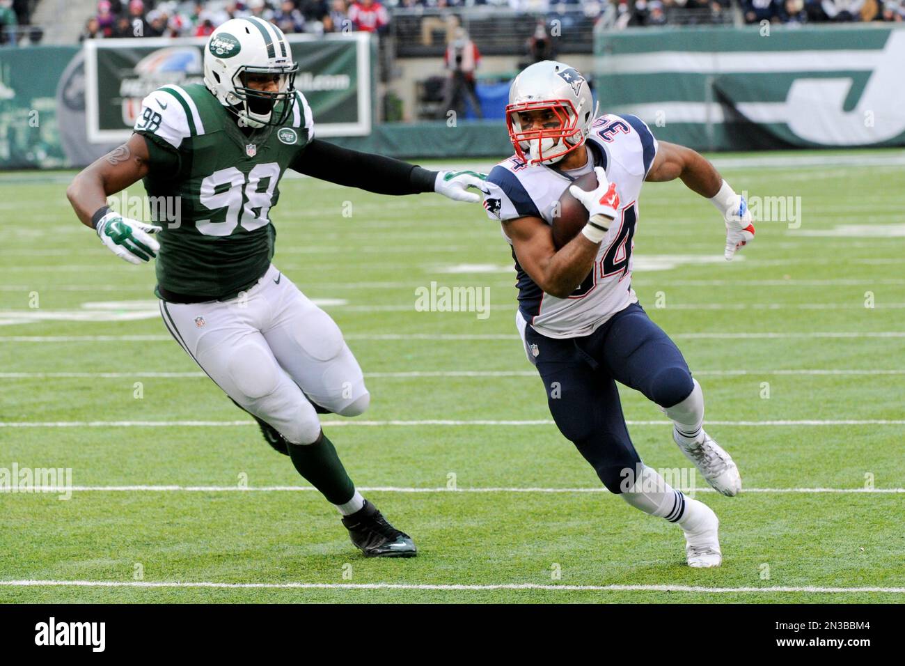 New York Jets outside linebacker Quinton Coples (98) chases New England ...