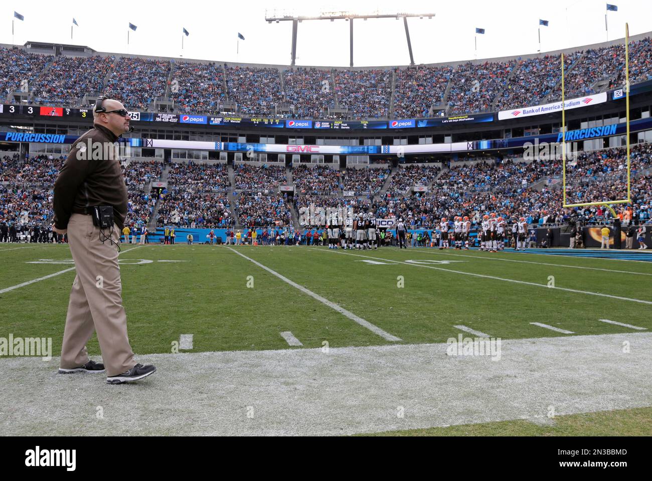 Cleveland Browns head coach Mike Pettine watches the action in the ...
