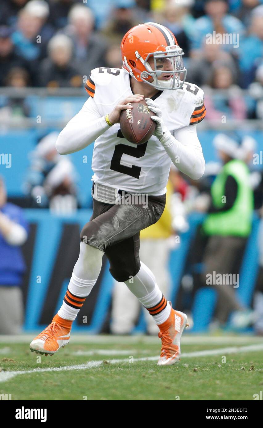 Cleveland Browns' Johnny Manziel (2) rolls out to pass against the ...