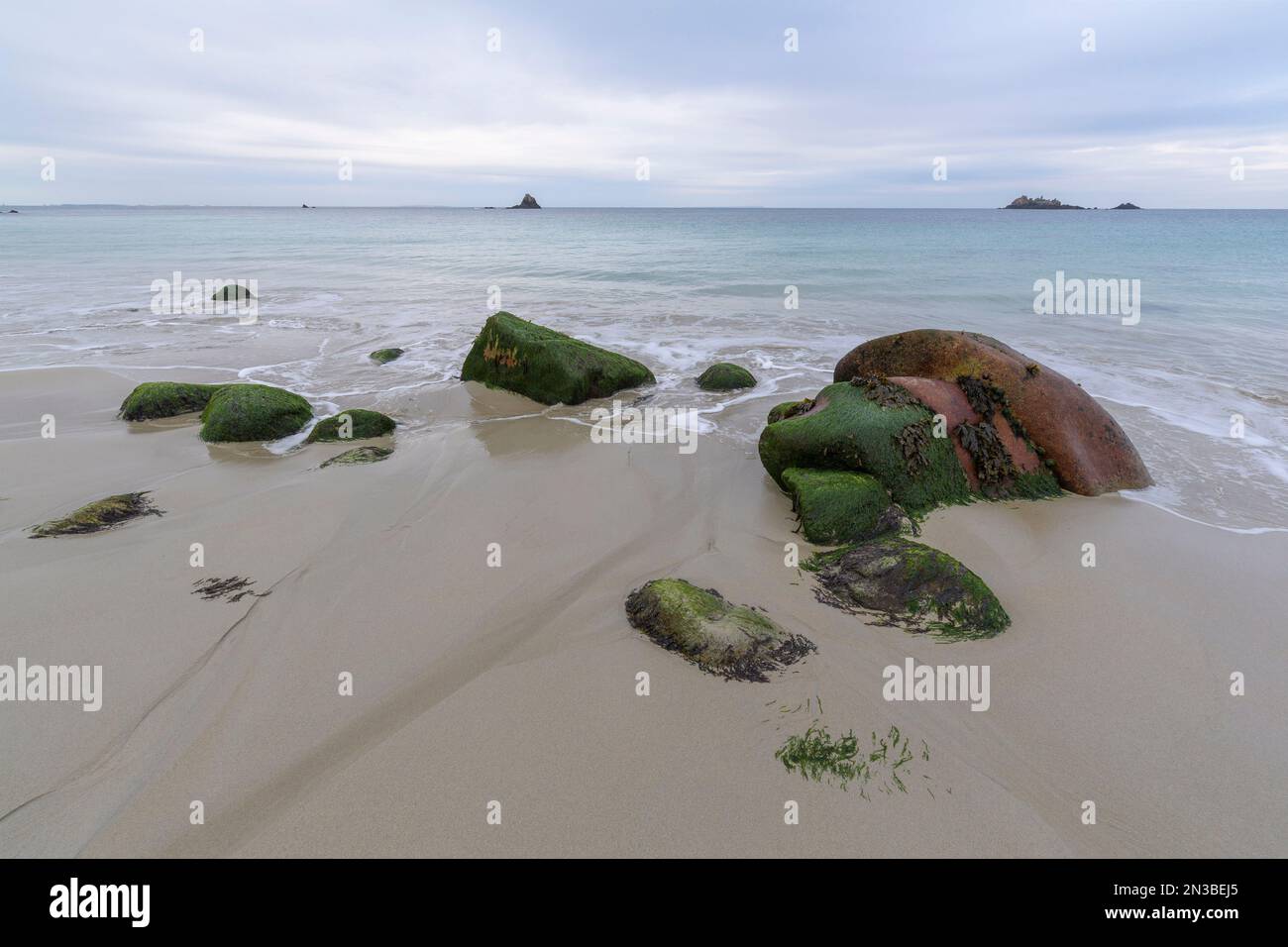 Sandy beach with stones, Plage de Ruscumunoc, Plouarzel, Finistere ...