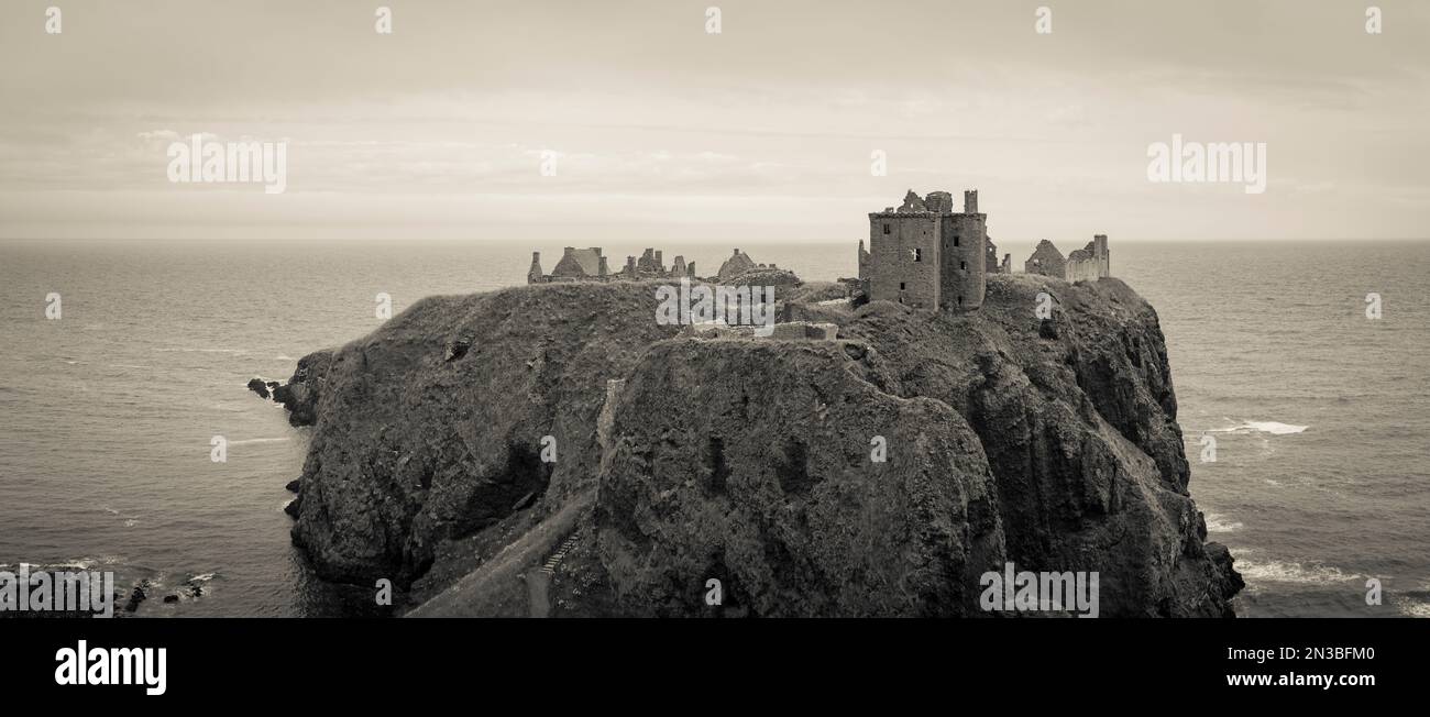 DUNNOTTAR CASTLE, SCOTLAND - Dunnottar Castle, a ruined medieval ...