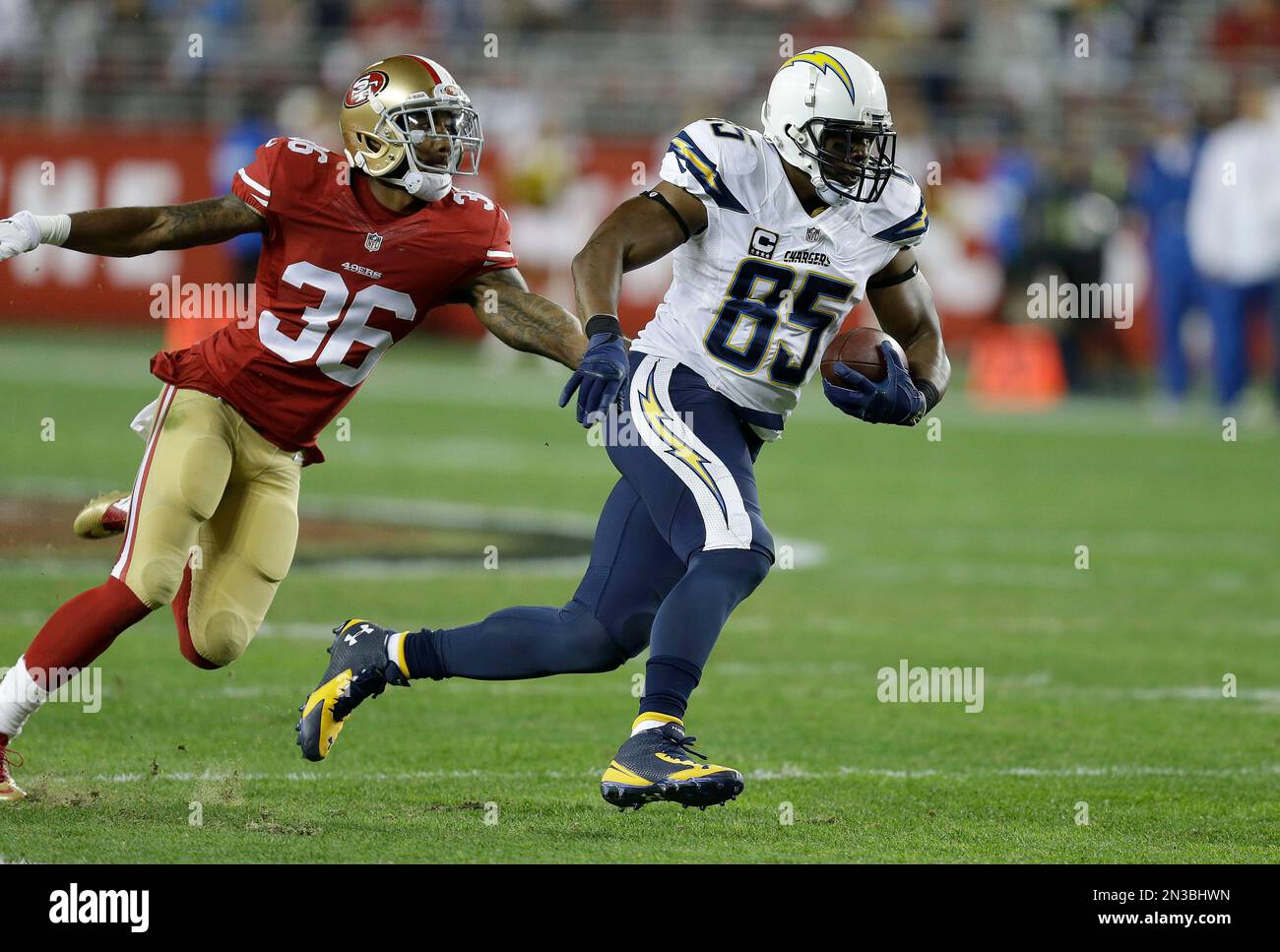 San Diego Chargers tight end Antonio Gates (85) runs past San Francisco ...