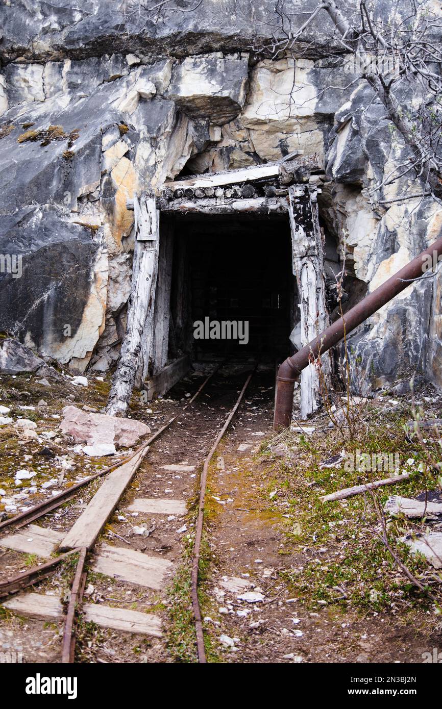 Abandoned mine tunnel hi-res stock photography and images - Alamy