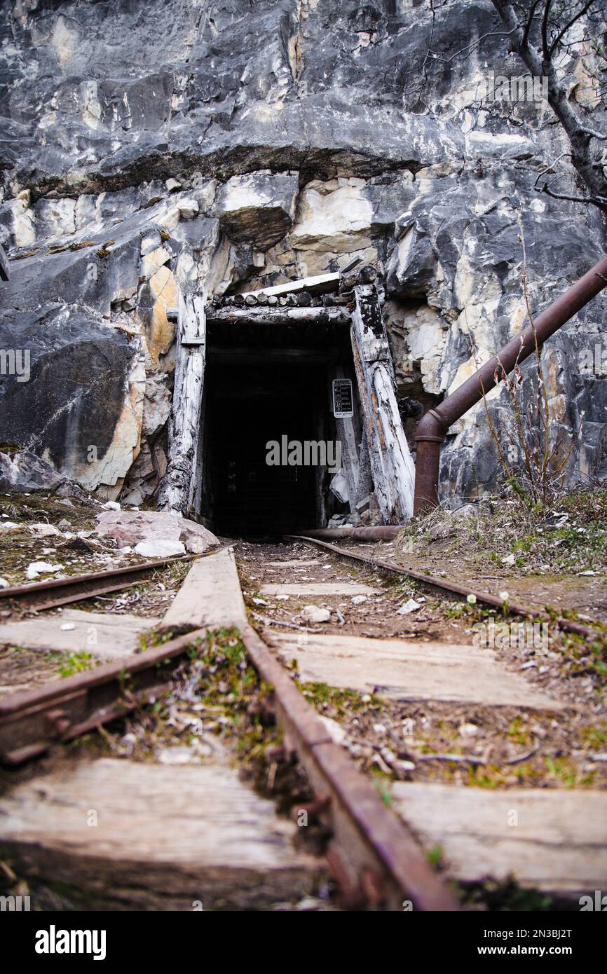 Abandoned mine tunnel hi-res stock photography and images - Alamy