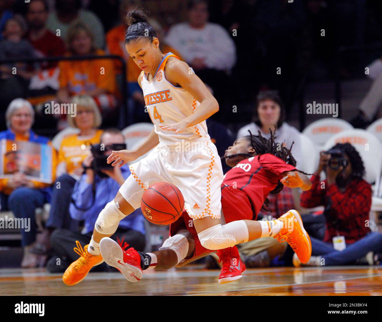 Tennessee guard Andraya Carter (14) goes for ball as she charges int ...