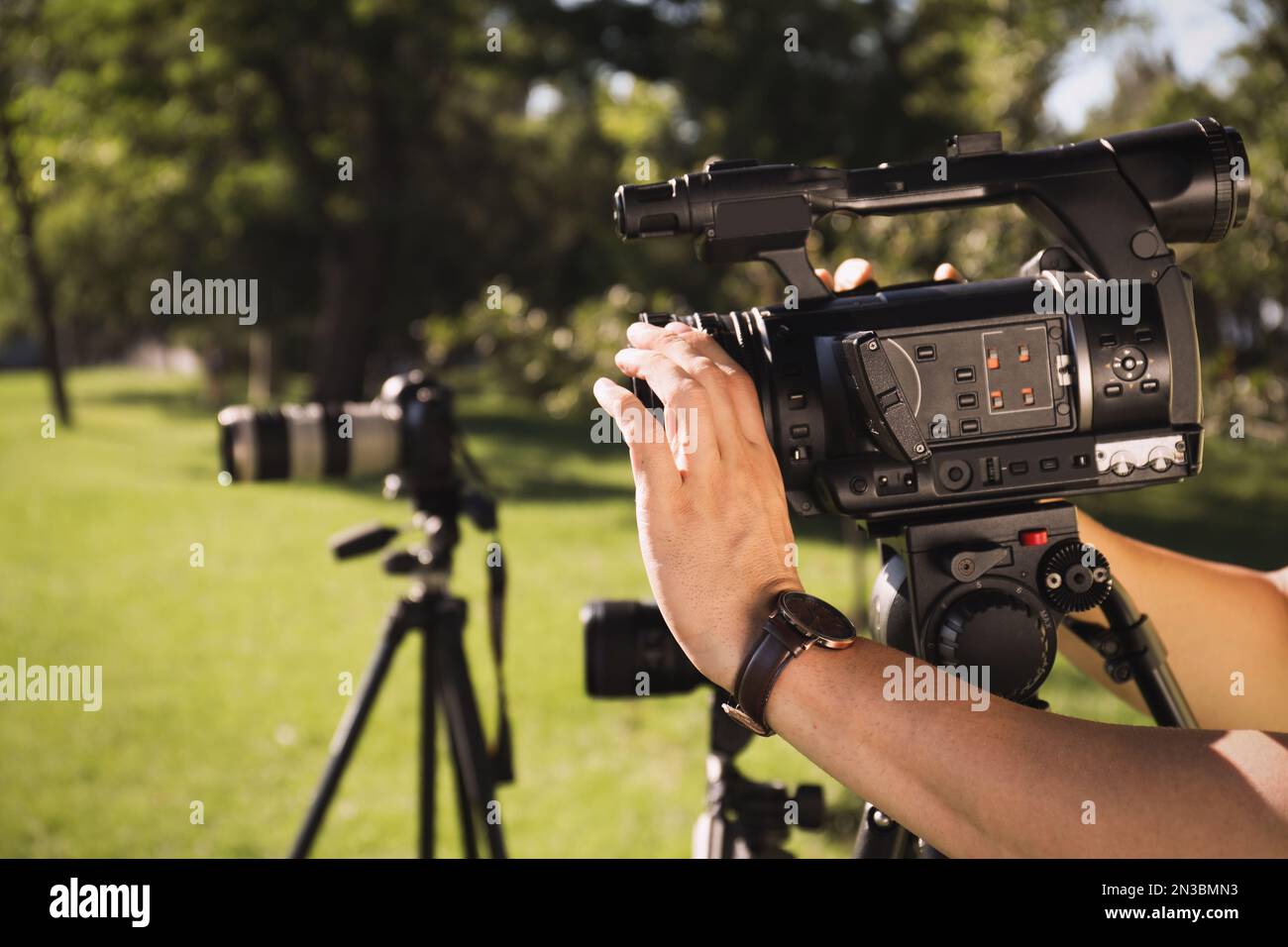 Professional video camera operator hi-res stock photography and images ...