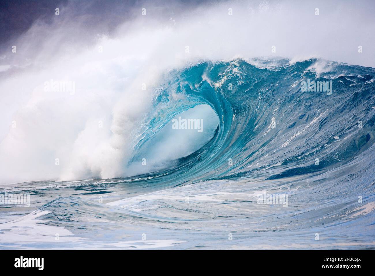 Large winter surf. Waves breaking on the north shore of Oahu at Waimea ...