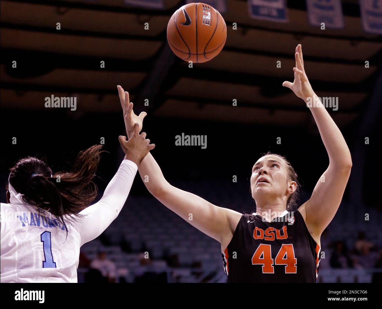 North Carolina's Stephanie Mavunga (1) defends against Oregon State's ...