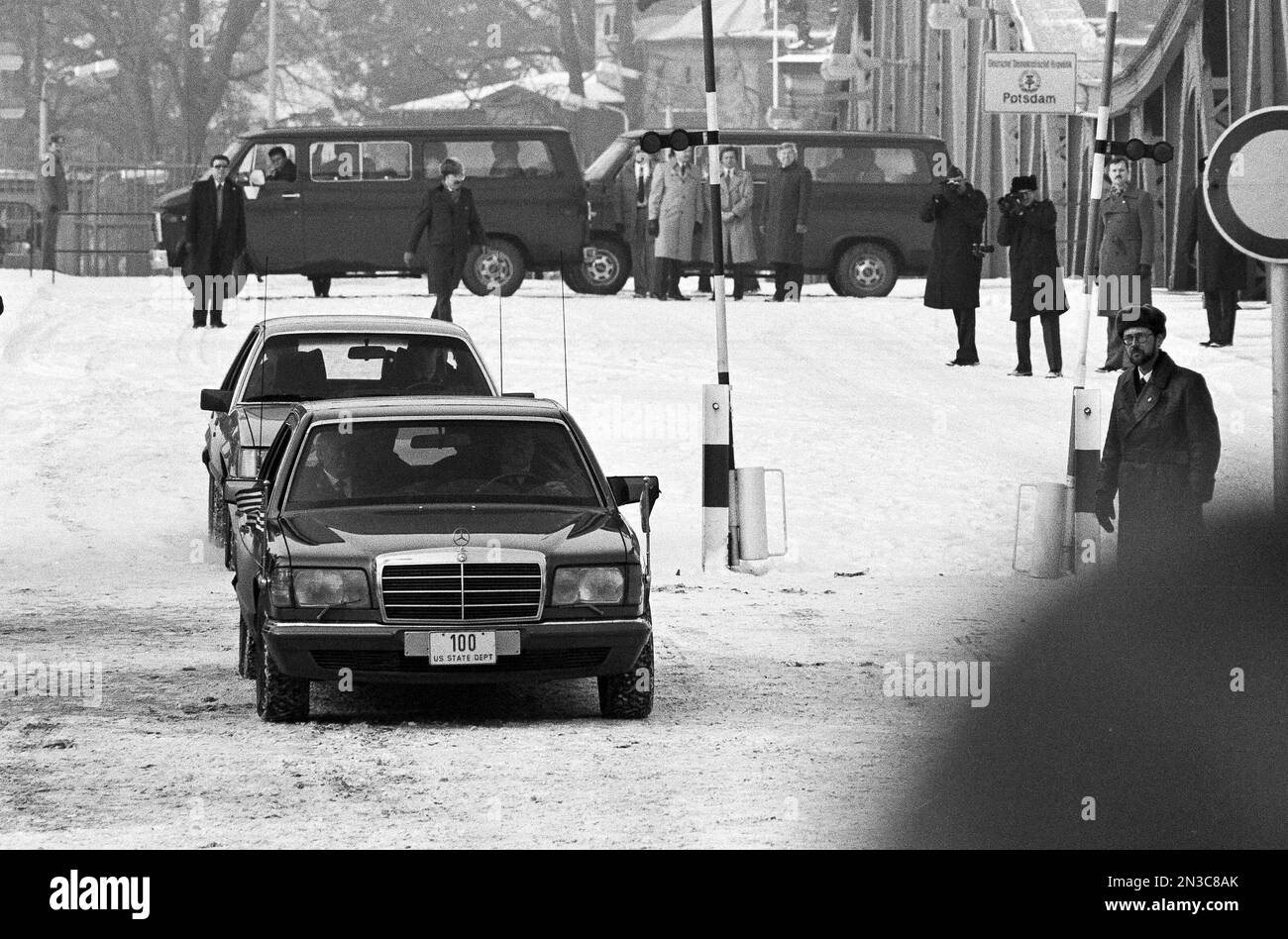An official U.S. limousine carrying Soviet dissident Anatoly Sharansky ...