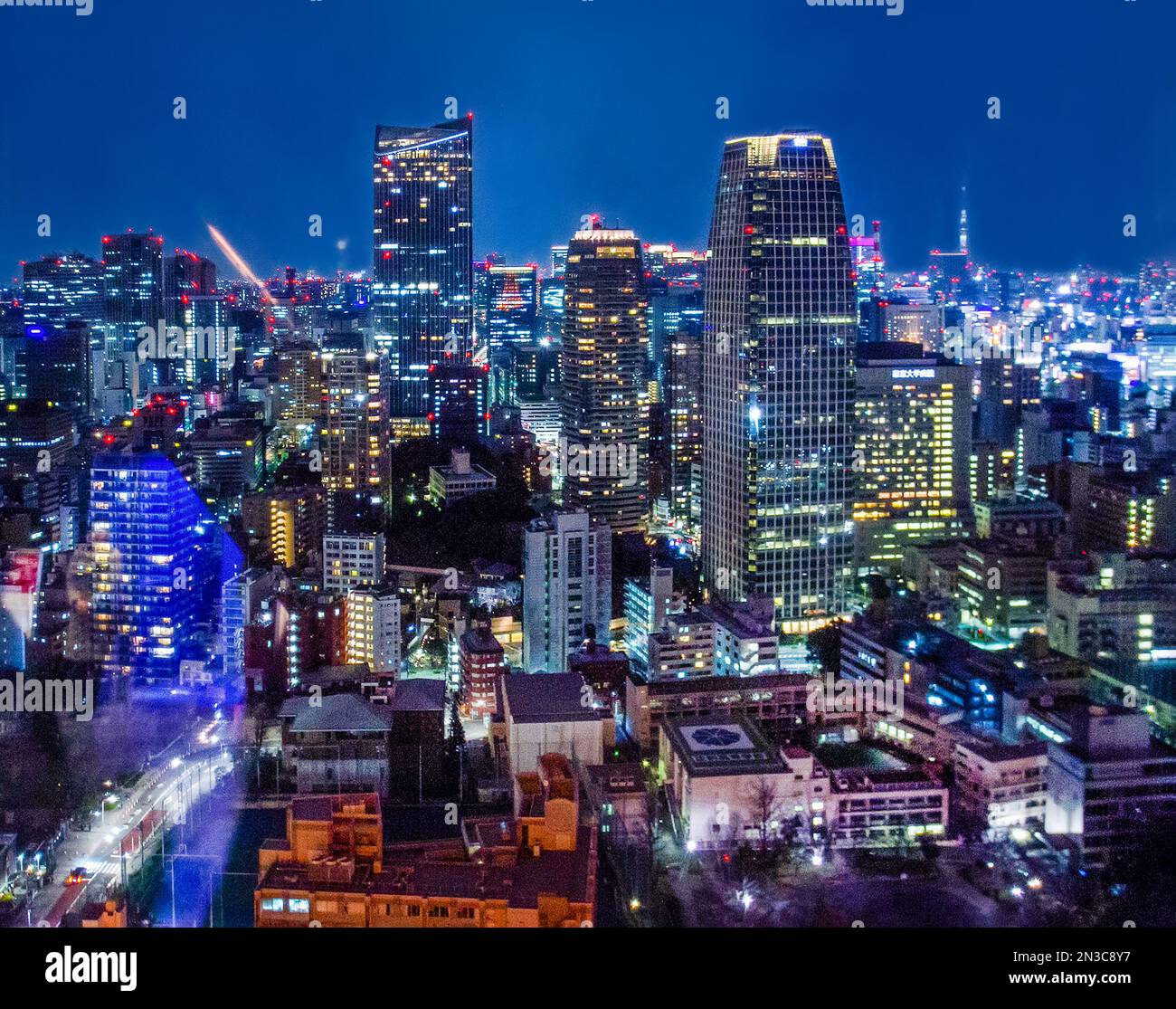 Amazing night bird's eye view of Tokyo at blue hour From Tokyo Tower ...