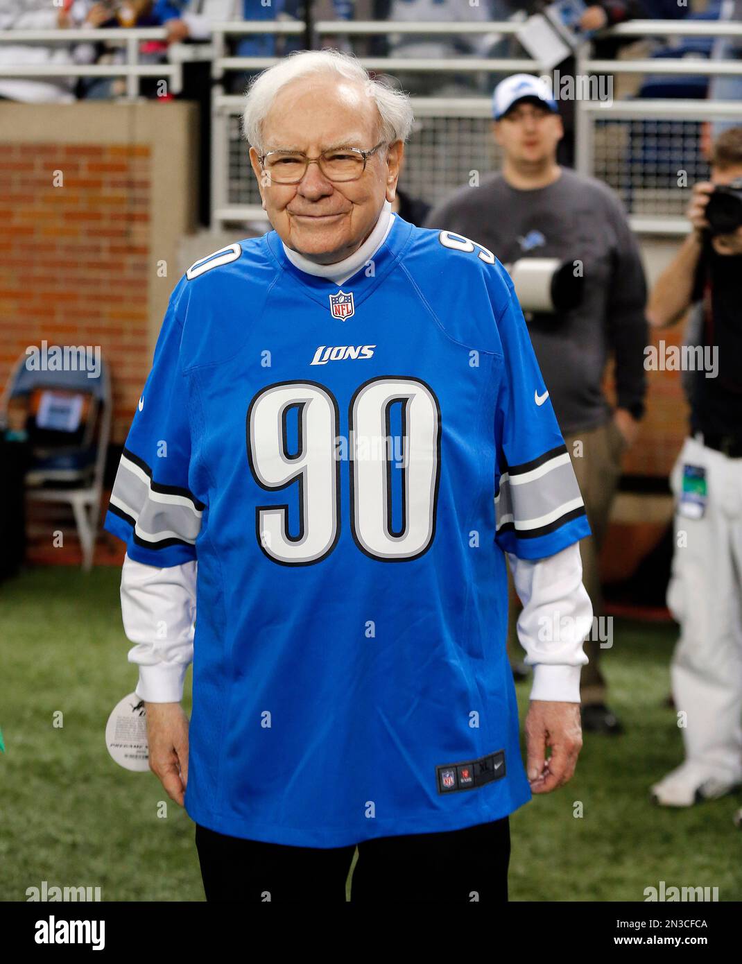 Warren Buffett wears a Detroit Lions' Ndamukong Suh jersey before an ...
