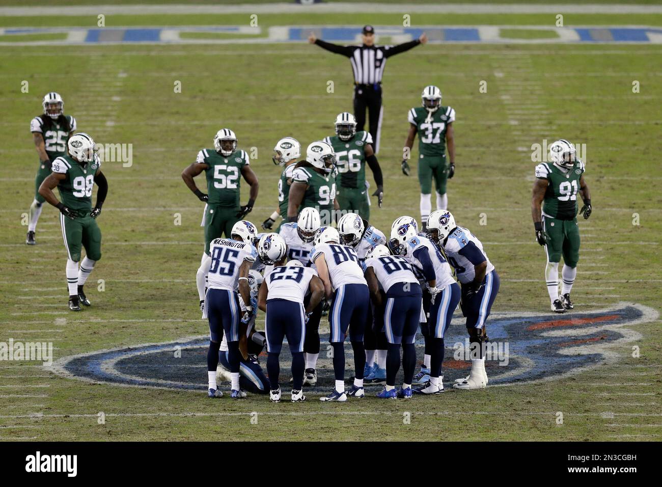 The Tennessee Titans huddle against the New York Jets in the second ...