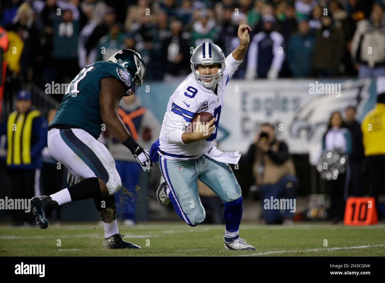 Dallas Cowboys' Tony Romo in action during the second half of an NFL ...