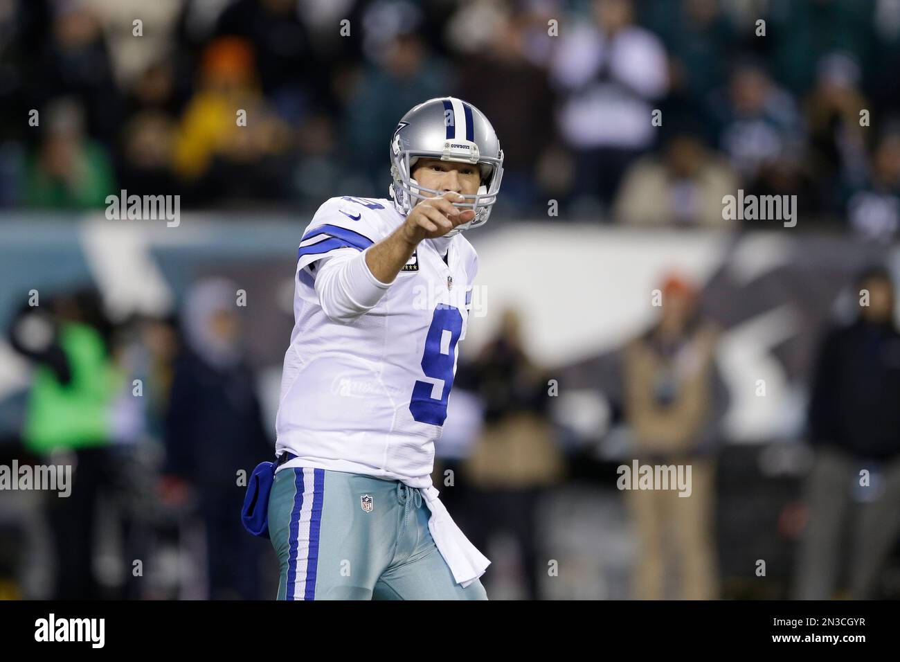Dallas Cowboys' Tony Romo reacts during the second half of an NFL ...