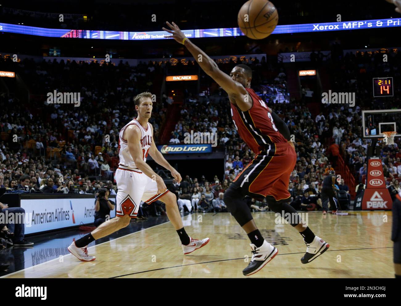 Chicago Bulls forward Mike Dunleavy (34) passes the ball past Miami ...