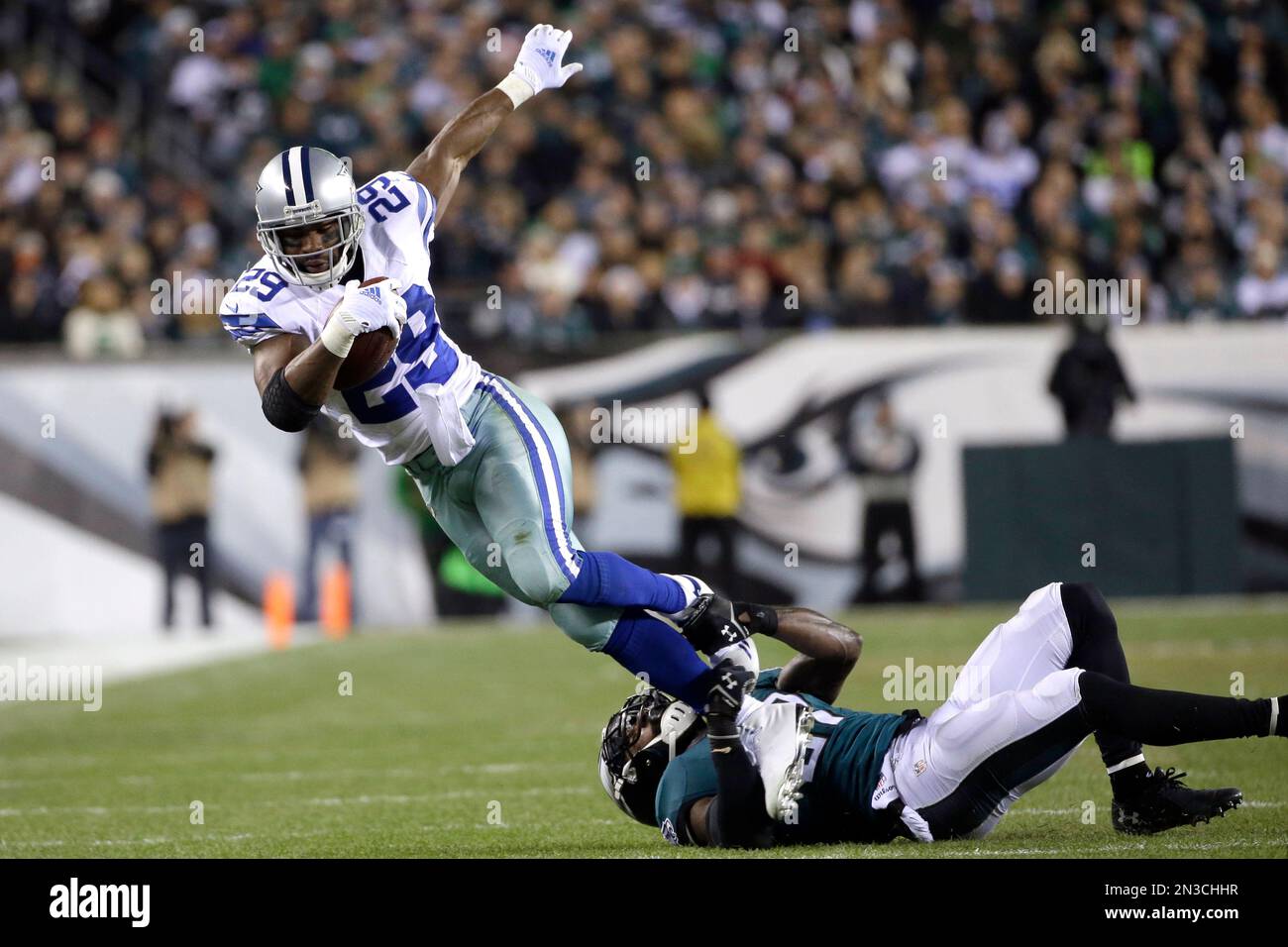 Dallas Cowboys' DeMarco Murray tries to break free from a tackle by ...