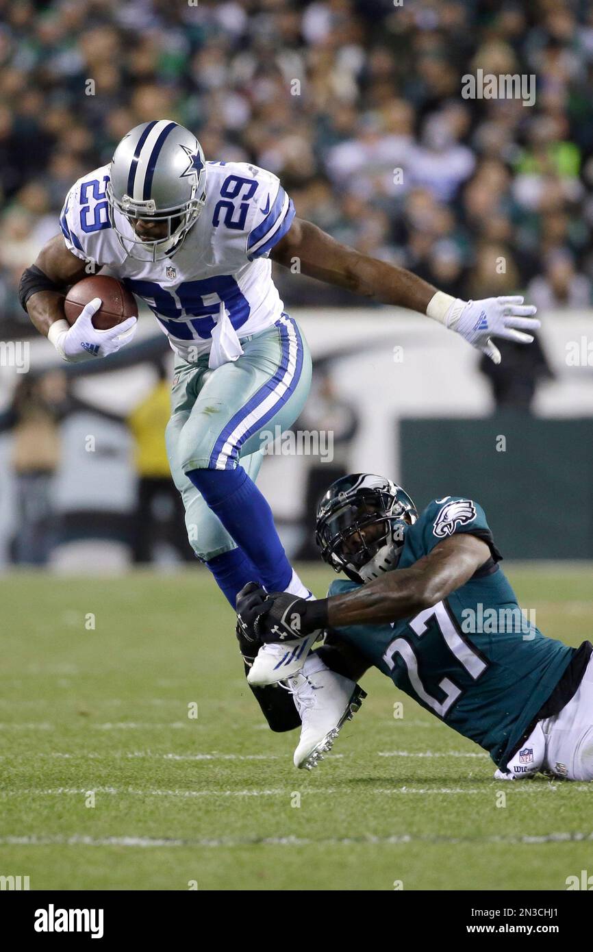 Dallas Cowboys' DeMarco Murray tries to break free from a tackle by ...