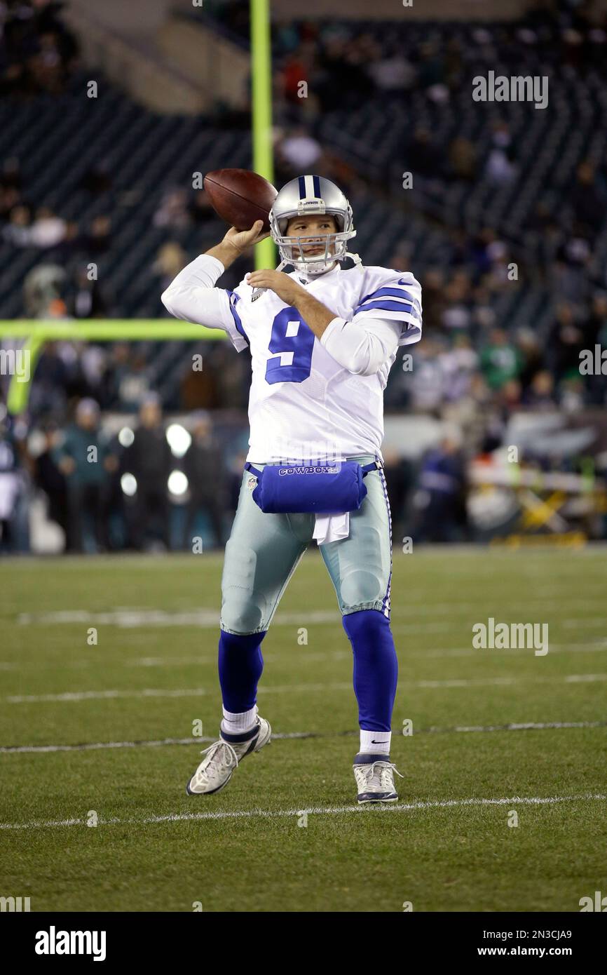 Dallas Cowboys' Tony Romo warms up before an NFL football game against ...