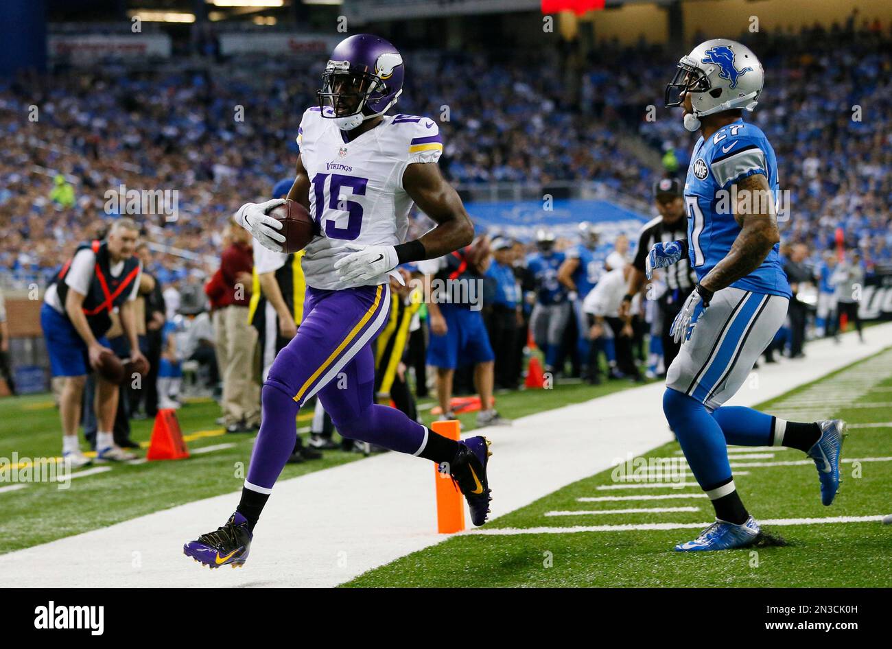 Minnesota Vikings wide receiver Greg Jennings (15) outruns Detroit ...