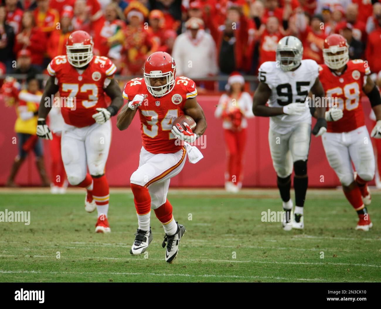 Kansas City Chiefs running back Knile Davis (34) runs for a touchdown ...