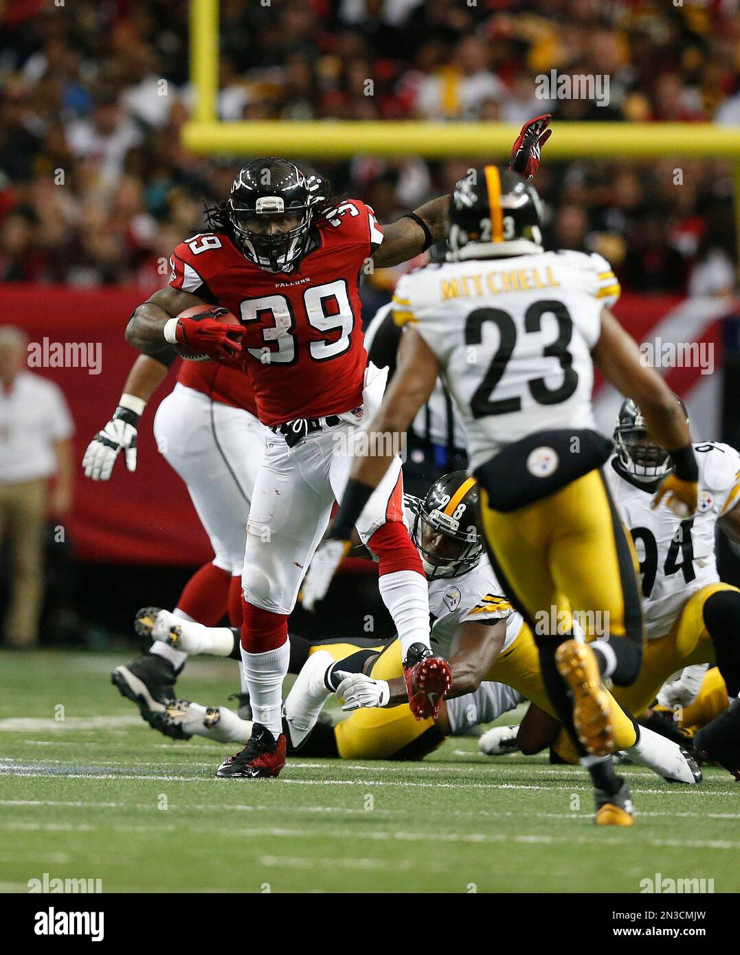 Atlanta Falcons running back Steven Jackson (39) runs toward Pittsburgh ...
