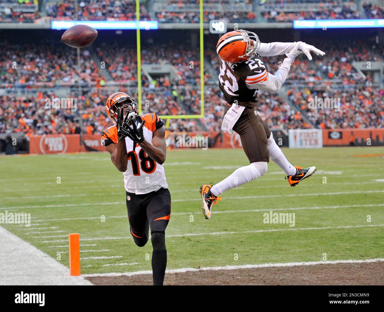 Cleveland Browns cornerback Buster Skrine (22) breaks up a pass to ...