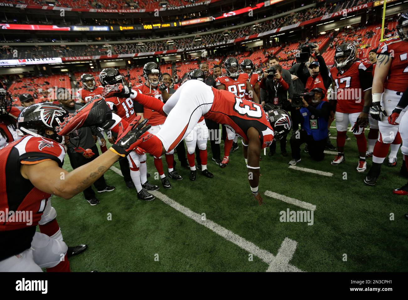 Atlanta Falcons wide receiver Harry Douglas (83) jumps to the ground ...