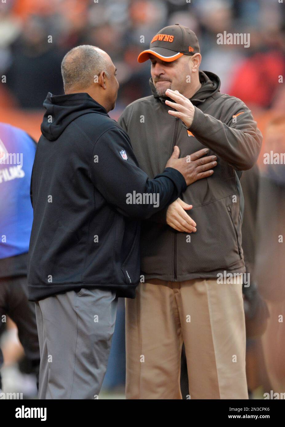 Cleveland Browns head coach Mike Pettine, right, berets Cincinnati ...