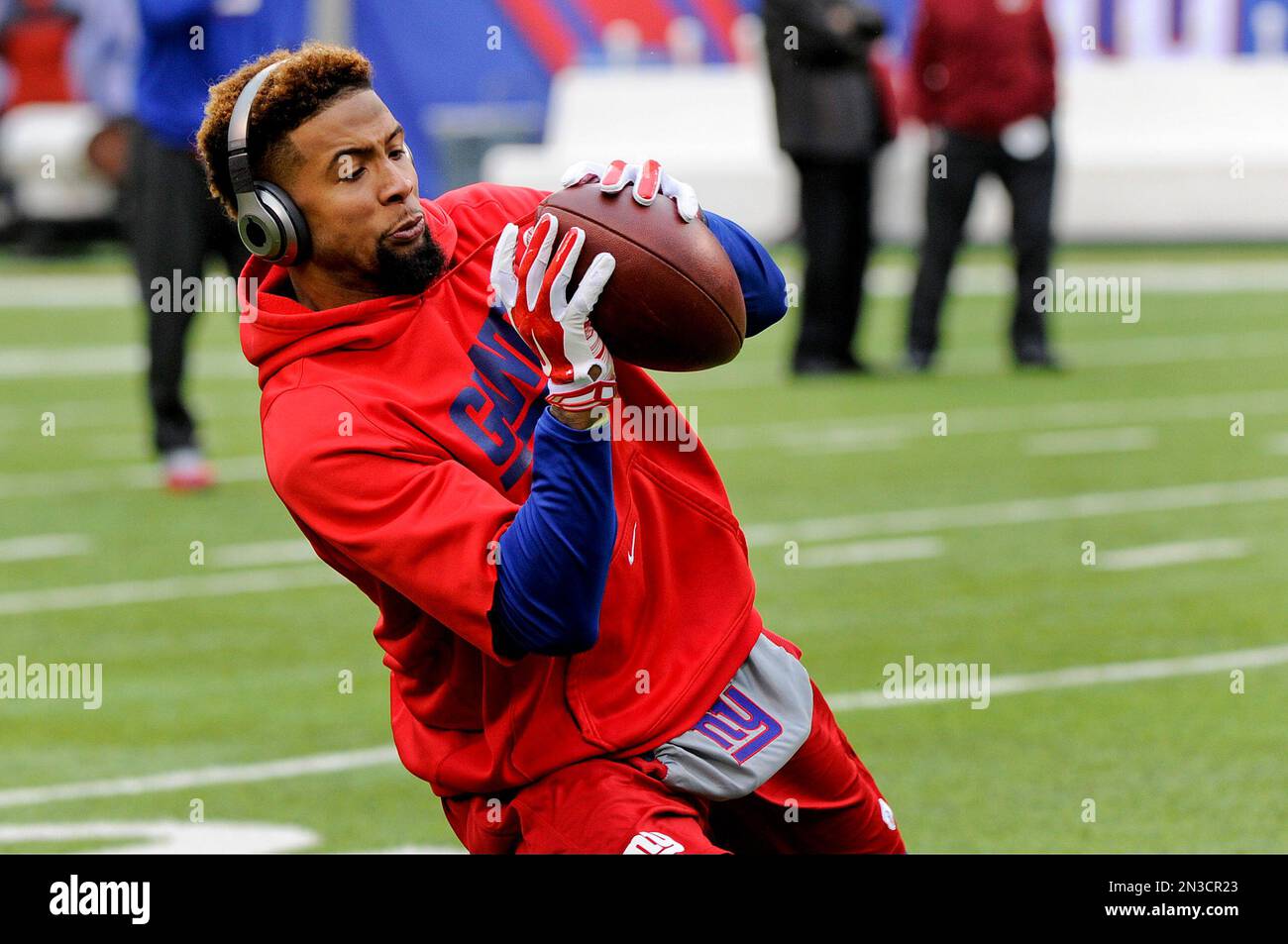 New York Giants wide receiver Odell Beckham Jr. warms up before playing ...