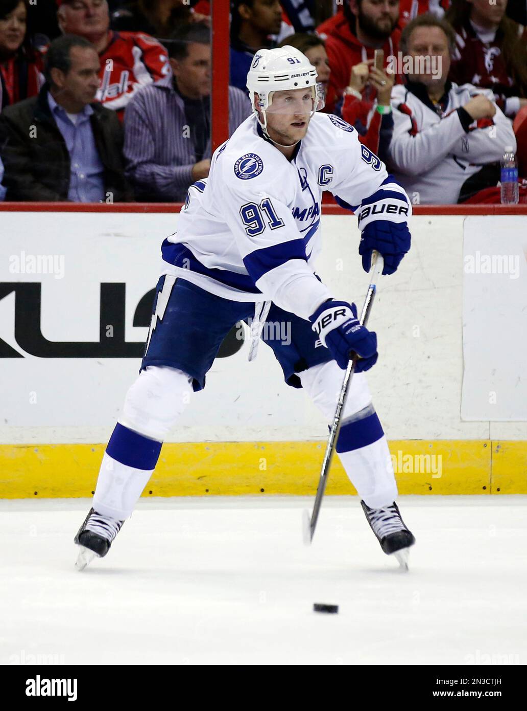 Tampa Bay Lightning center Steven Stamkos (91) looks to pass in the ...
