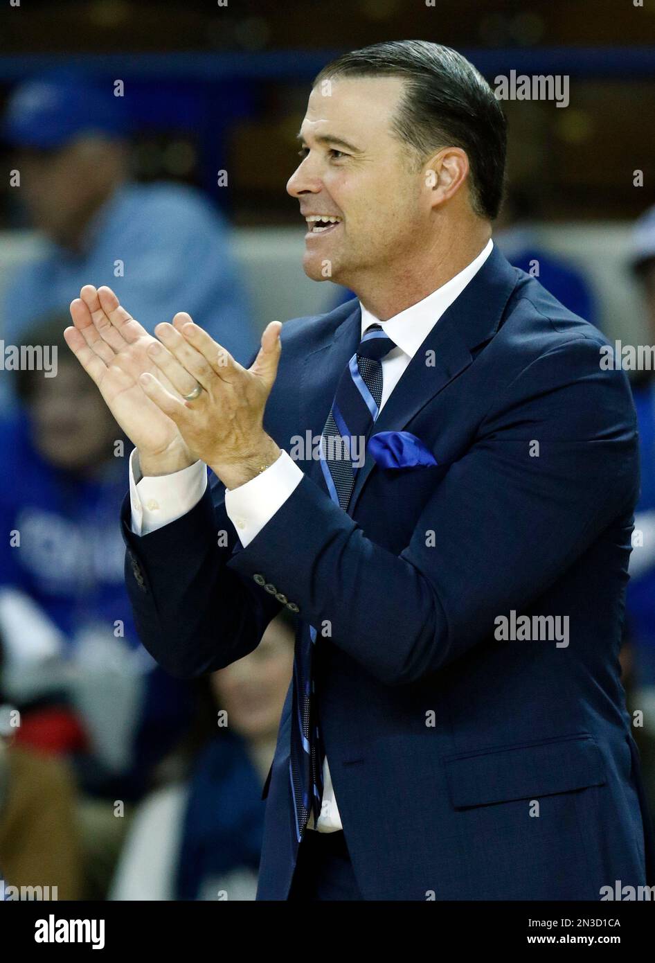 Kentucky head coach Matthew Mitchell applauds his team during the ...