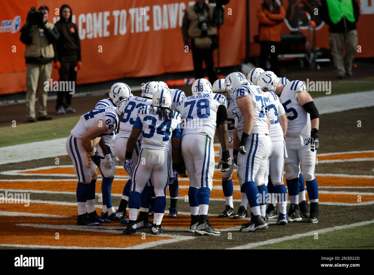 The Indianapolis Colts offense huddles in the end zone in the second ...