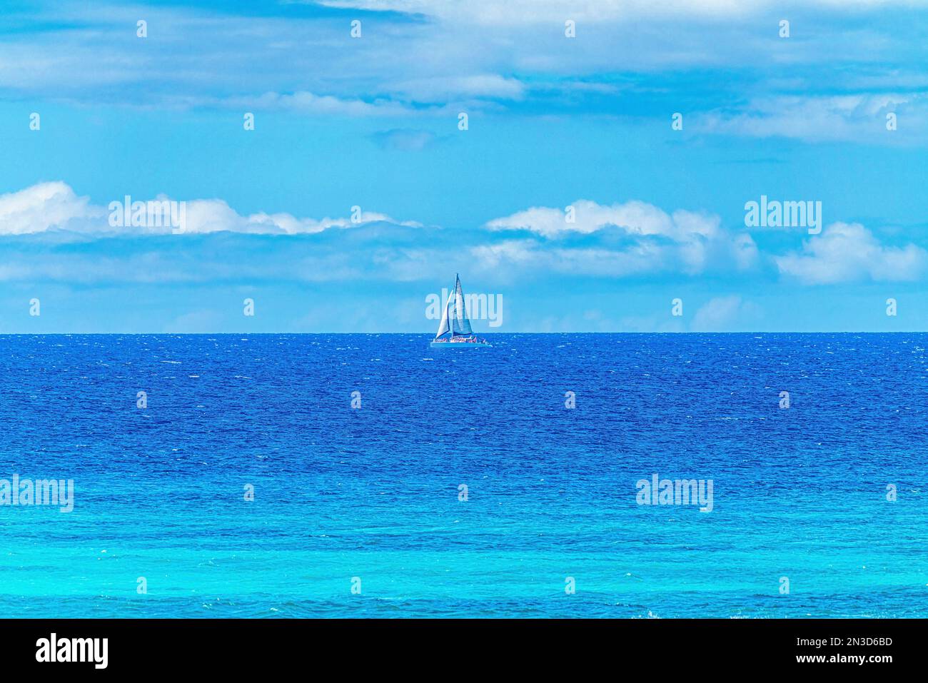Yacht in middle pacific ocean hi-res stock photography and images - Alamy