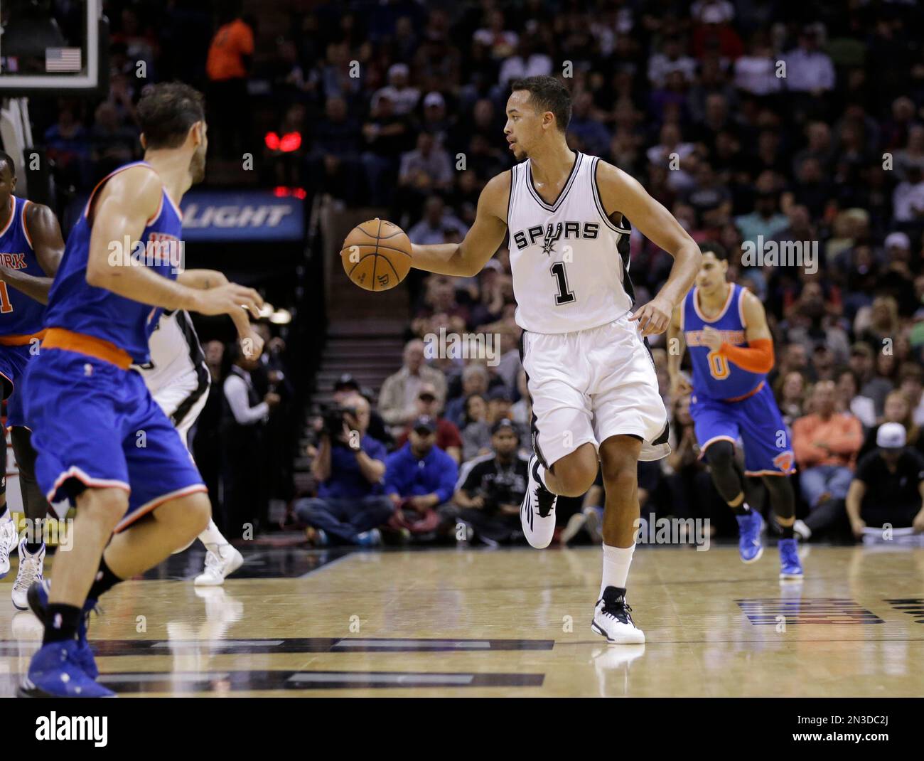 San Antonio Spurs' Kyle Anderson (1) bring the ball up court against ...