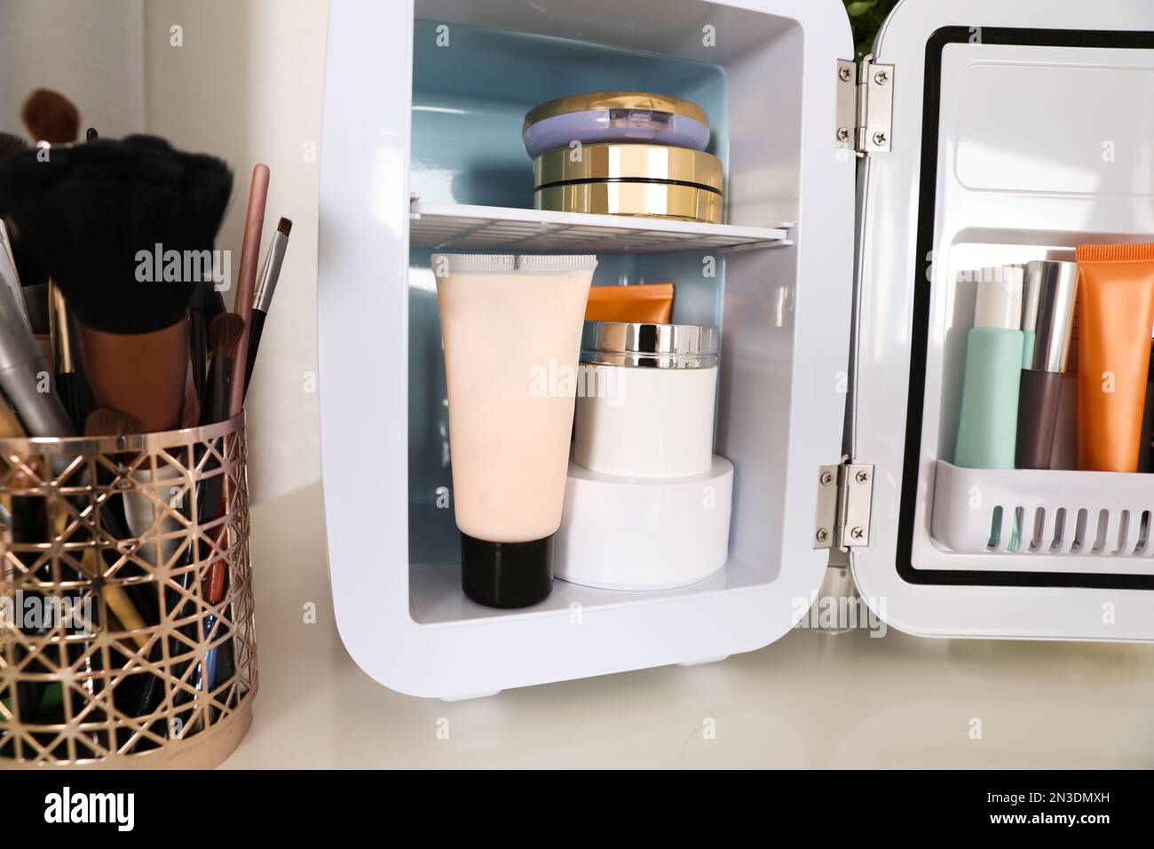 Vanity table hi-res stock photography and images - Alamy