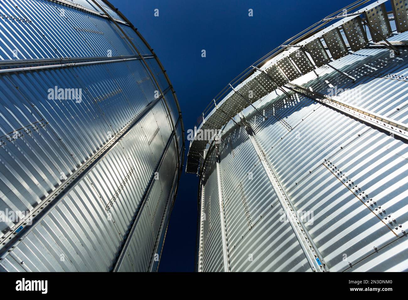 Grain bins hi-res stock photography and images - Alamy