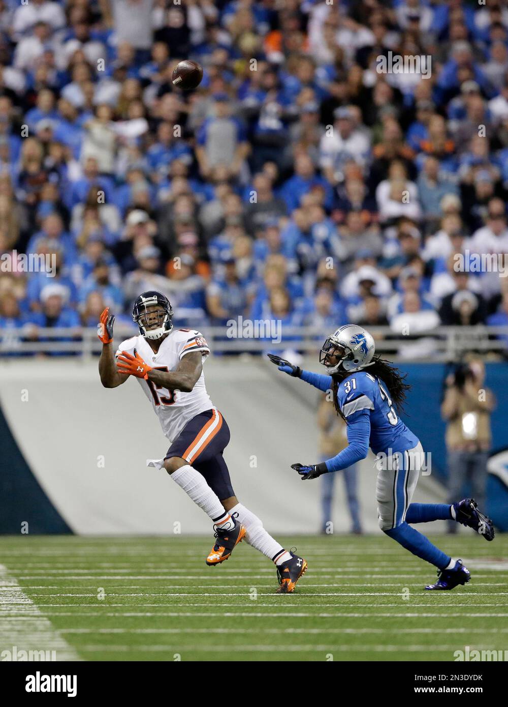 Chicago Bears wide receiver Brandon Marshall (15) line up on a pass ...