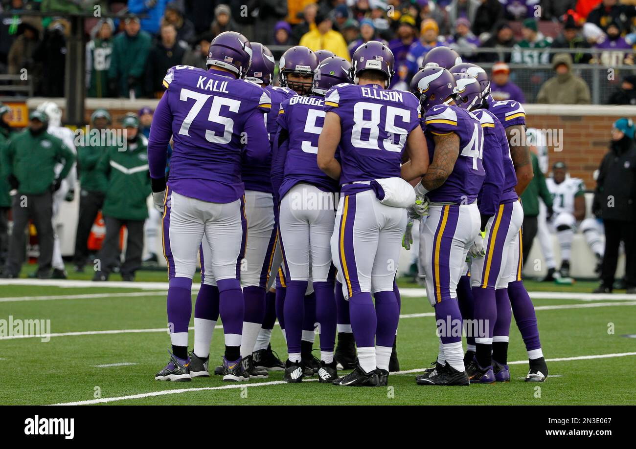Minnesota Vikings players stand in the huddle during the second half of ...