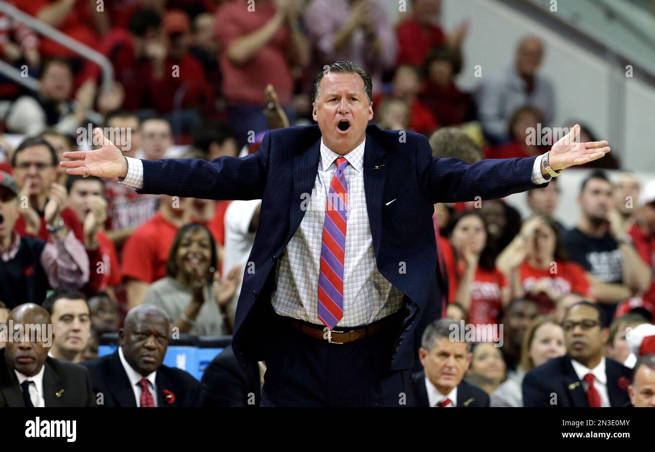 North Carolina State coach Mark Gottfried reacts during the second half ...