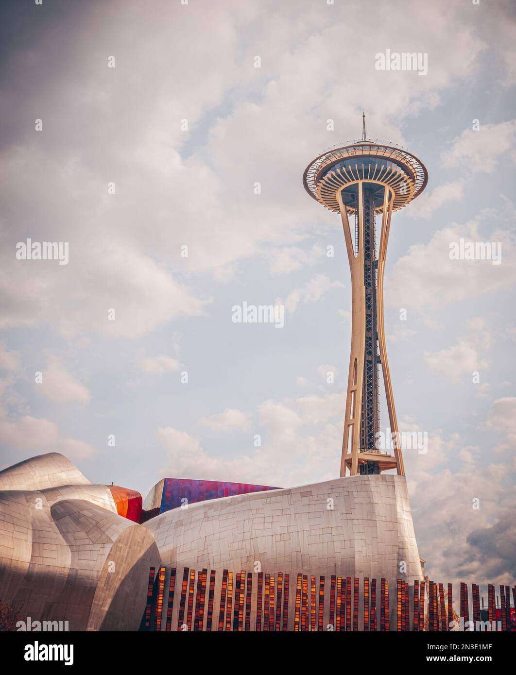 Space needle and fog hi-res stock photography and images - Alamy