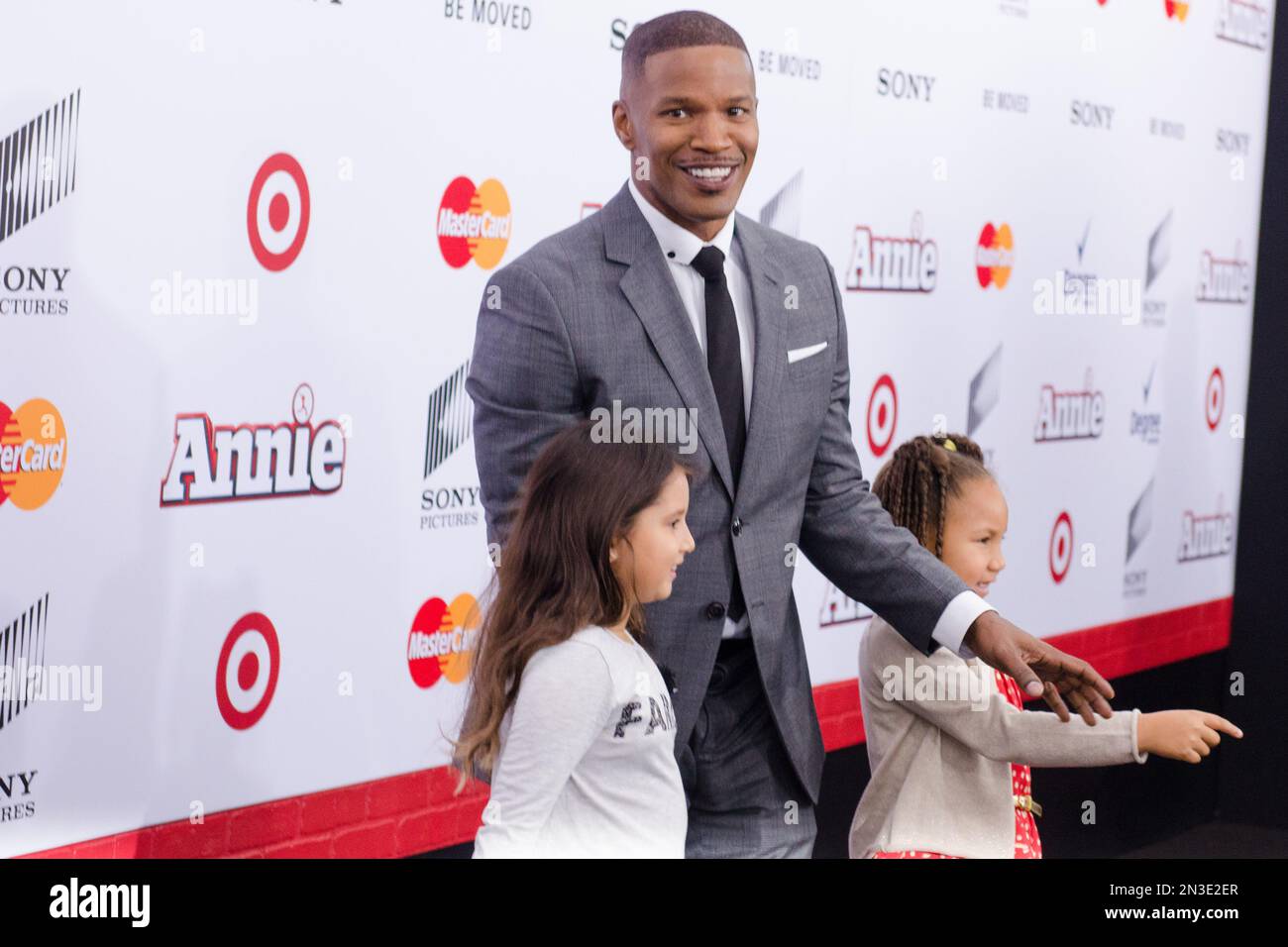 Actor Jamie Foxx And His Daughter Right Anelise Bishop Attend The World Premiere Of Annie At