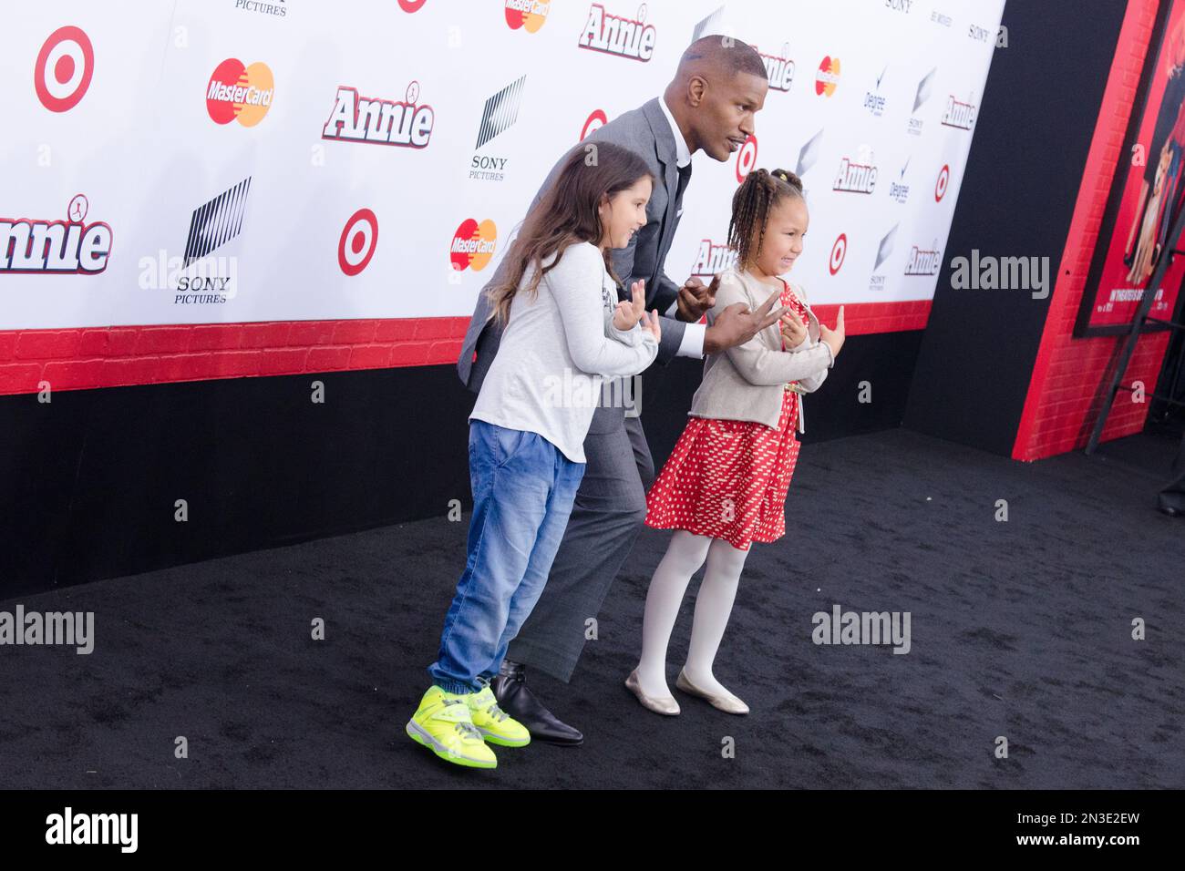 Actor Jamie Foxx And His Daughter Right Anelise Bishop Attend The World Premiere Of Annie At