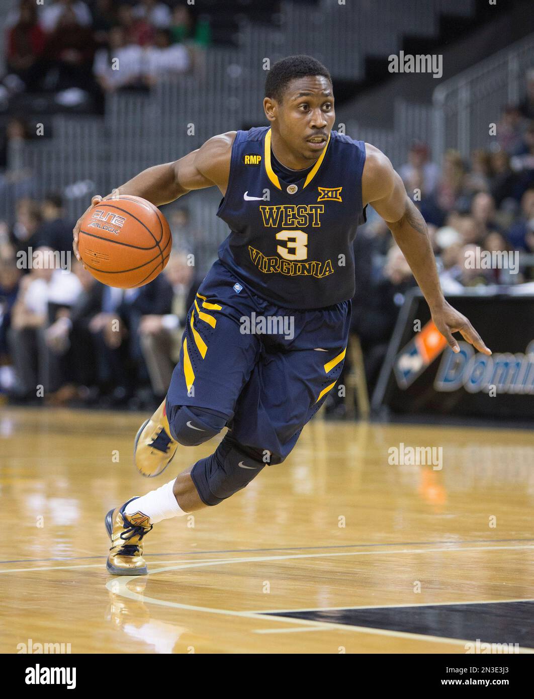 West Virginia's Juwan Staten drives into the lane during the first half ...